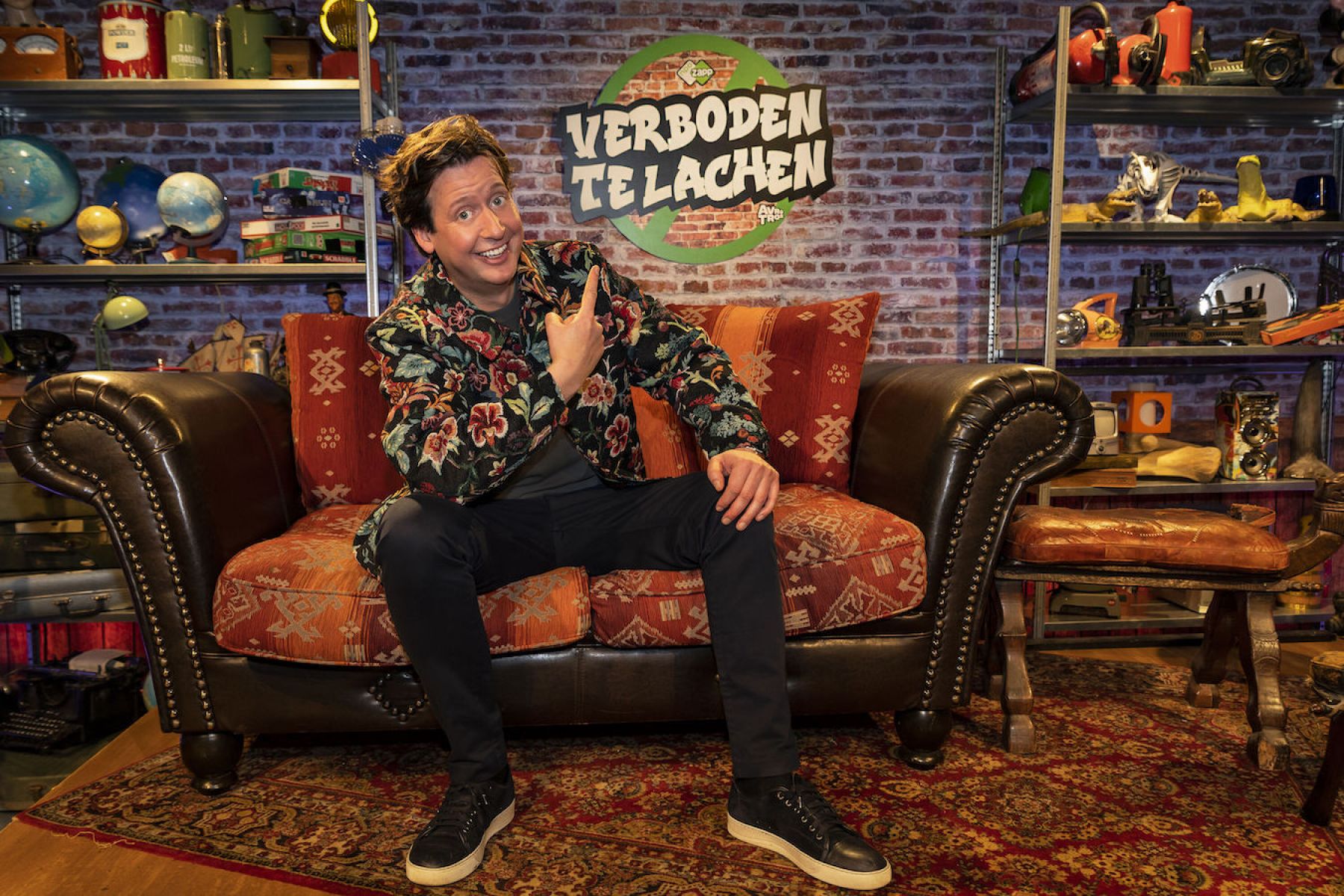 Steven Kazàn zet BN'ers aan een lachdetector in 'Verboden te Lachen ...
