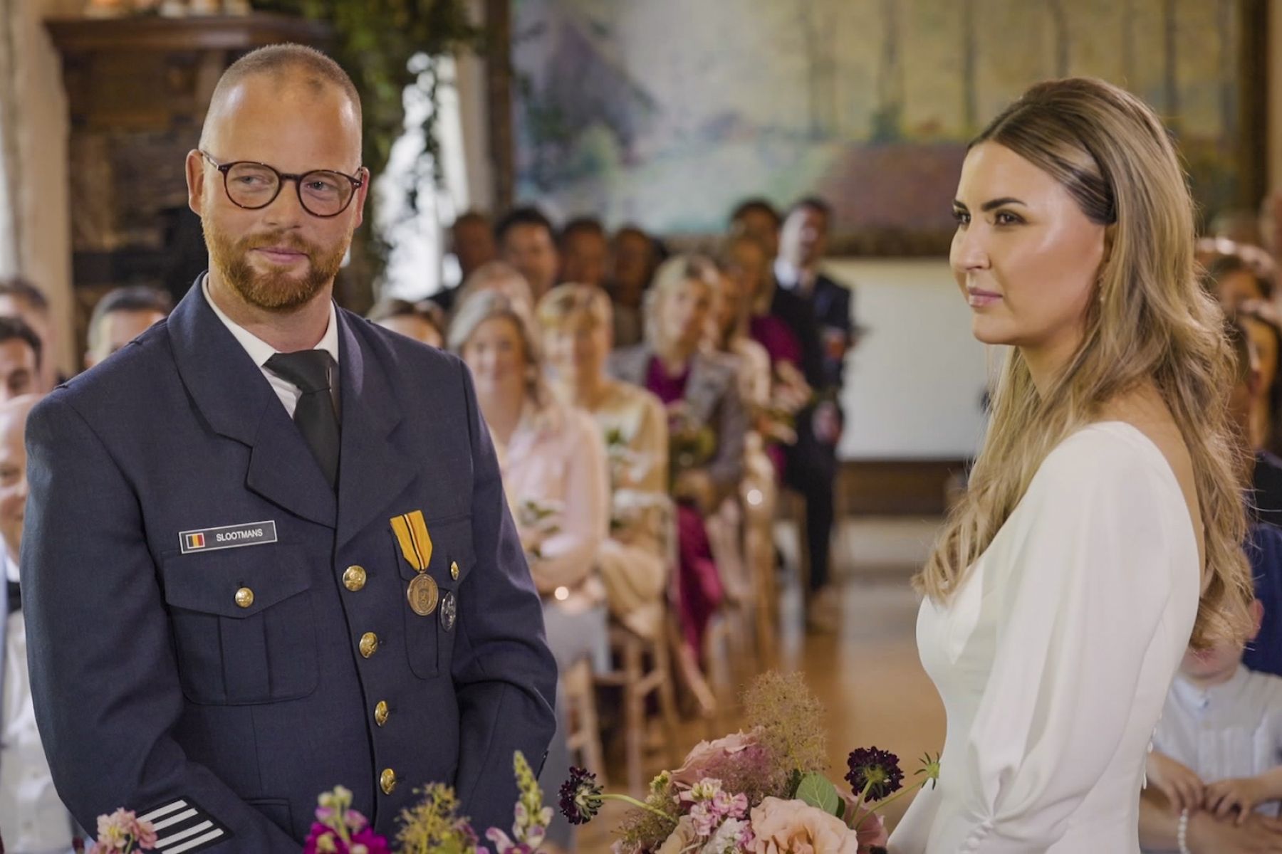 Maïté verlaat na 27 jaar het ouderlijk nest voor onbekende militair Ian ...