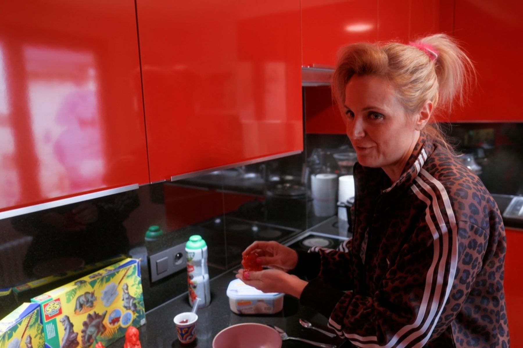 Roosje Pertz serveert nostalgisch communiefeest in 'Komen Eten' | TVvisie