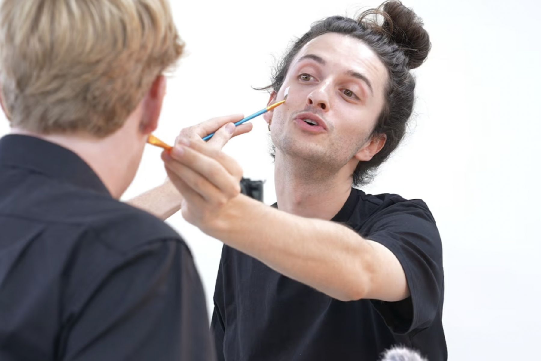 TikTokker Bert De Kock neemt bekende gezichten op 'MakeUpDate' | TVvisie